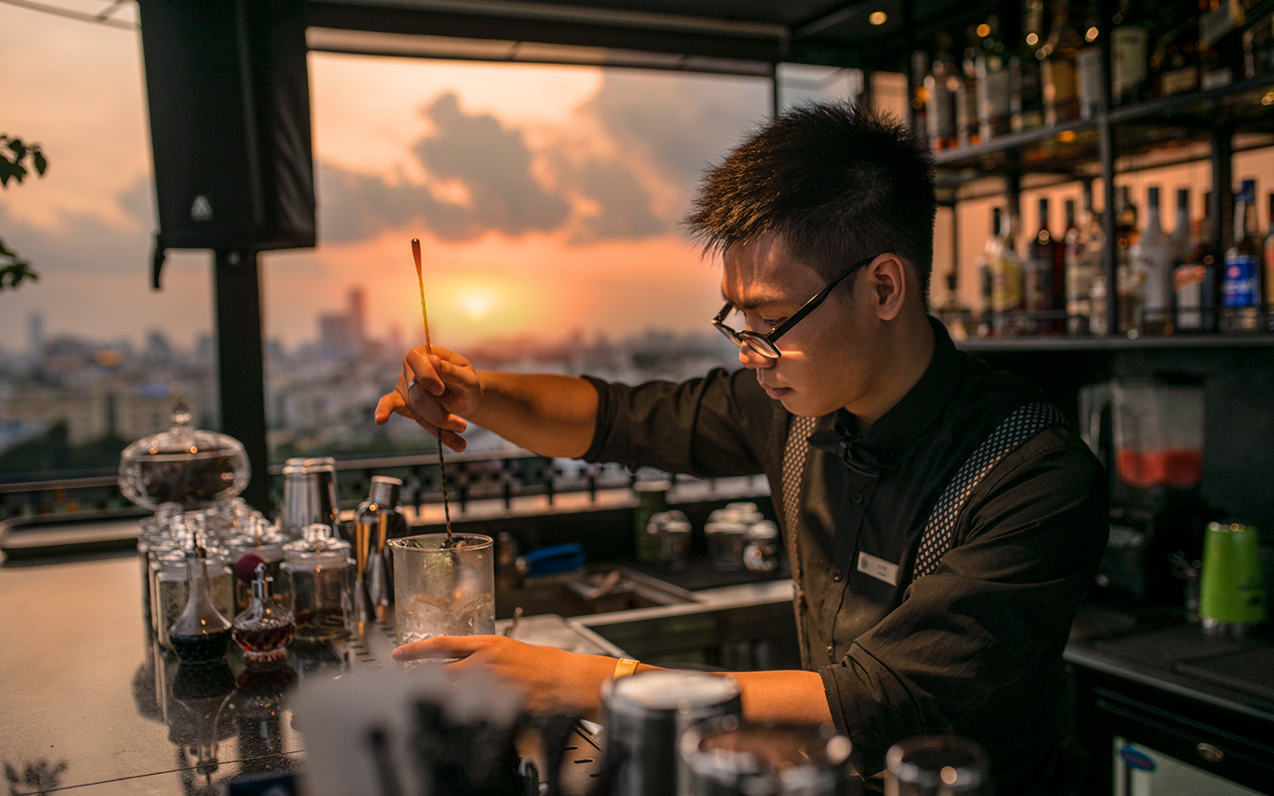 Discover the best two rooftop bars in Hanoi Old Quarter - Sky Bars